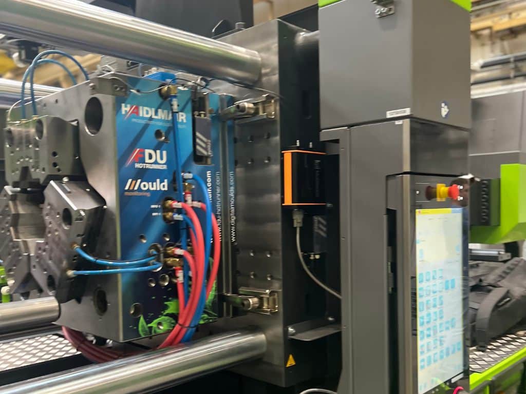 Ultrasonic sensors integrated directly into ENGEL control unit